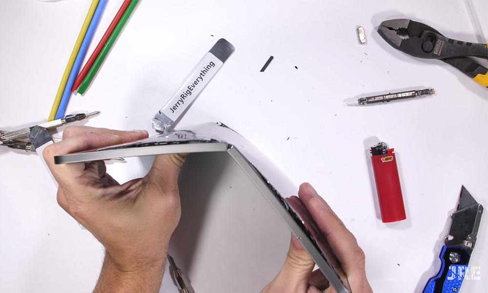 iPad Pro (2021) จอ Mini-LED ถึงมือ JerryRigEverything รอบนี้โดนงอจนจอ ...